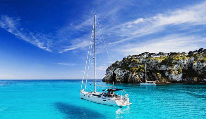 Los mejores paseos en barco de Menorca | Civitatis Magazine