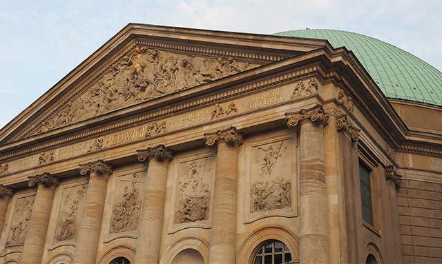 Bebelplatz - La plaza donde sucedió La Quema de Libros de Berlín