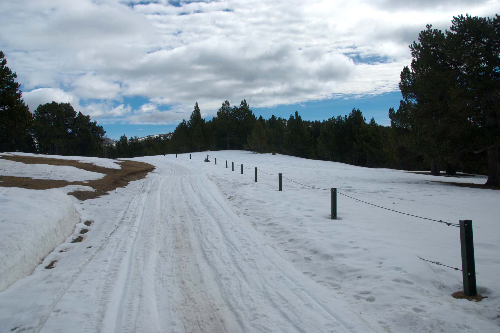 Entrada a la estación de esquí La Rabassa, San Julián de Loria