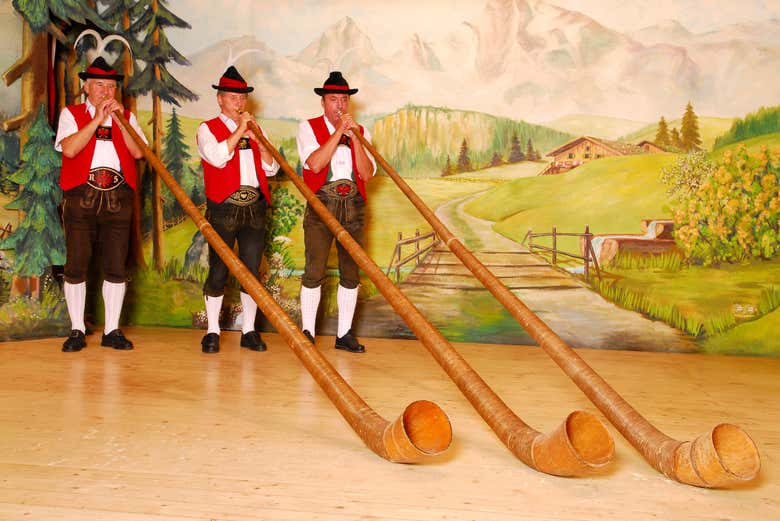 Tyrolean Folk Show & Dinner in Innsbruck - Book at Civitatis.com