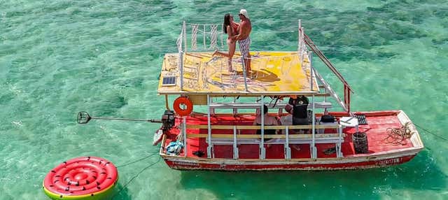 Paseo en barco por la playa del Patacho de São Miguel dos Milagres ...