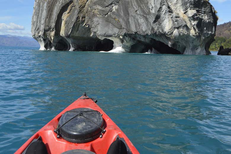Tour in kayak all'alba nelle grotte di marmo da Puerto Tranquilo