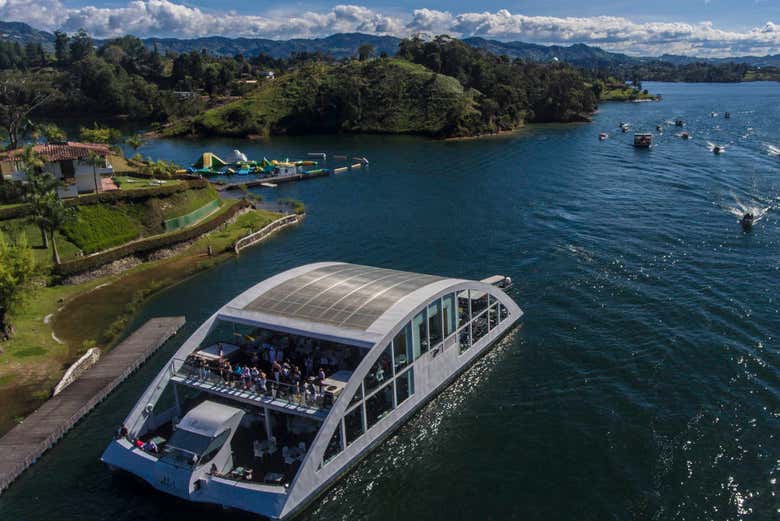 Paseo en barco con comida o cena por el embalse de Guatapé - Civitatis