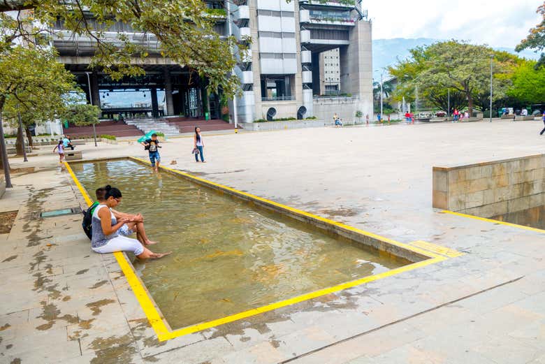 Tour por los parques Explora y Pies Descalzos de Medellín