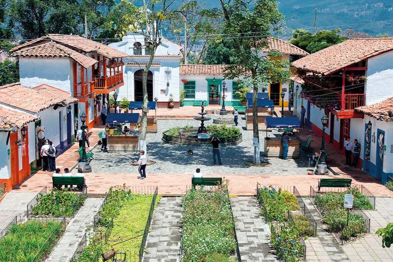 Free tour en chiva por Medellín - Reserva online en Civitatis.com