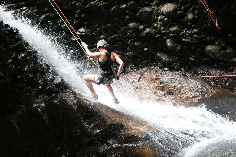 Rapel em La Roca Canyoning, La Fortuna