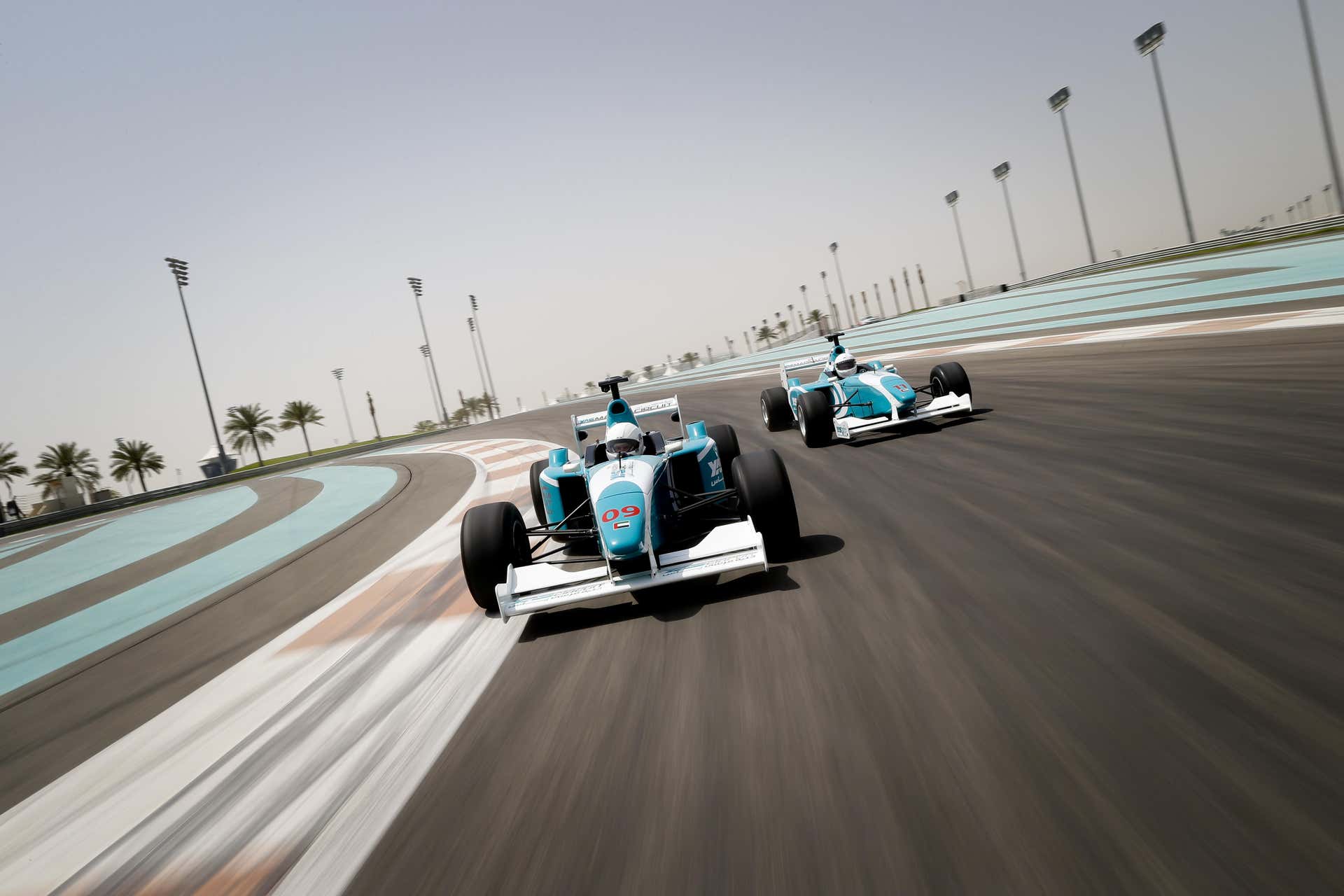 Conducción de un Fórmula 3000 en el circuito Yas Marina de Abu Dhabi