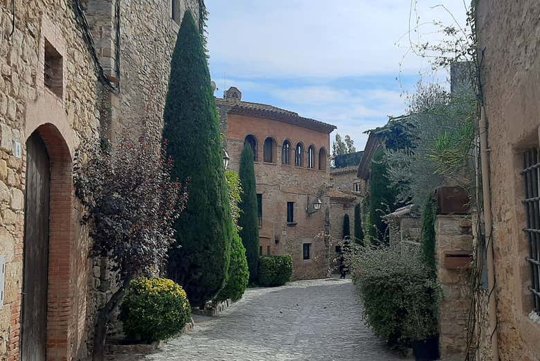 Free Walking Tour of Peratallada - Book Online at Civitatis.com