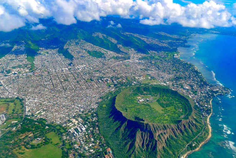 Tourist Bus to Diamond Head Tour from Honolulu - Civitatis.com