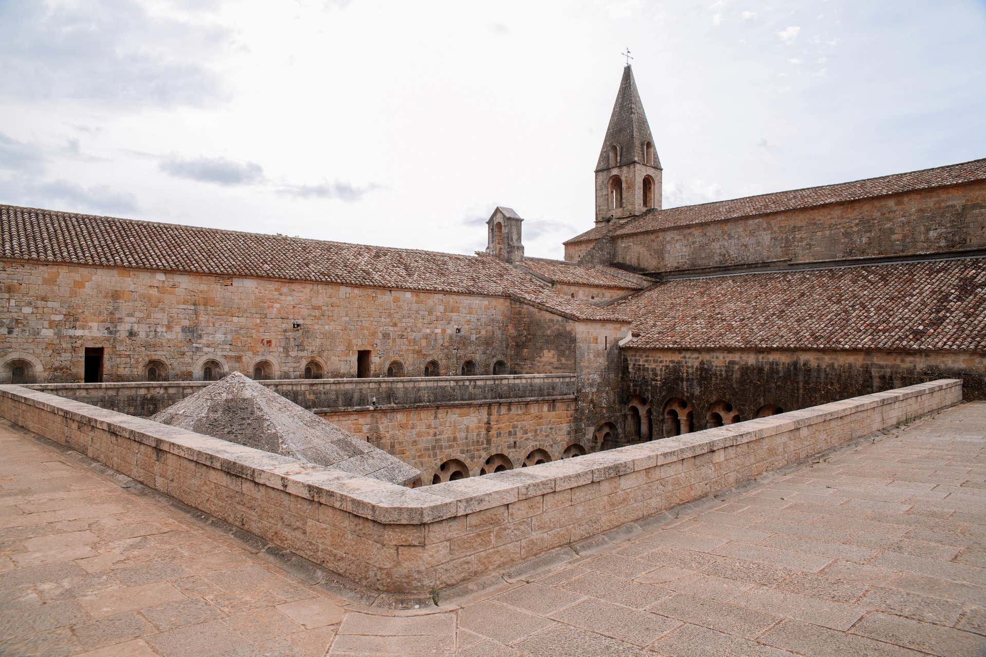 Entrada a la abadía de Le Thoronet - Reserva en Civitatis.com Entrada a la abadía de Le Thoronet - Reserva en Civitatis.com