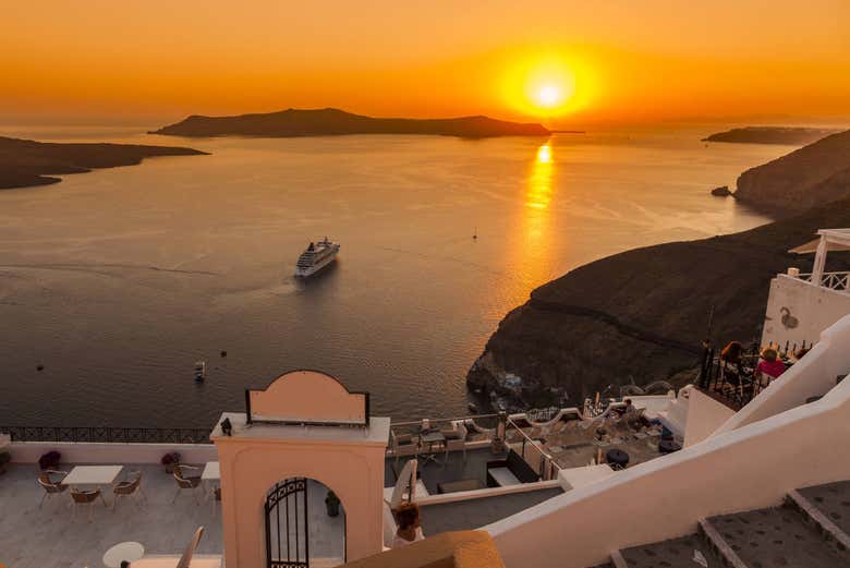 Santorini Caldera Boat Cruise with Sunset in Oia - Civitatis.com