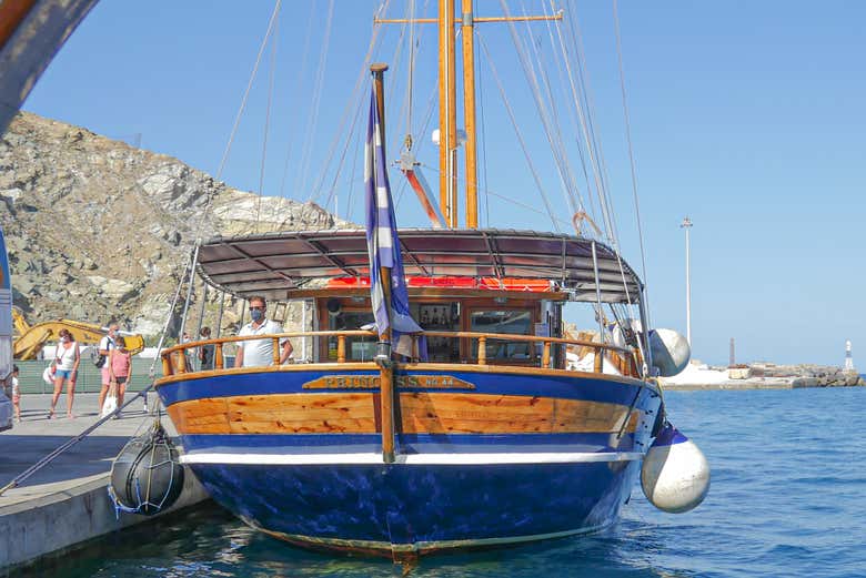 Santorini Caldera Boat Cruise with Sunset in Oia - Civitatis.com