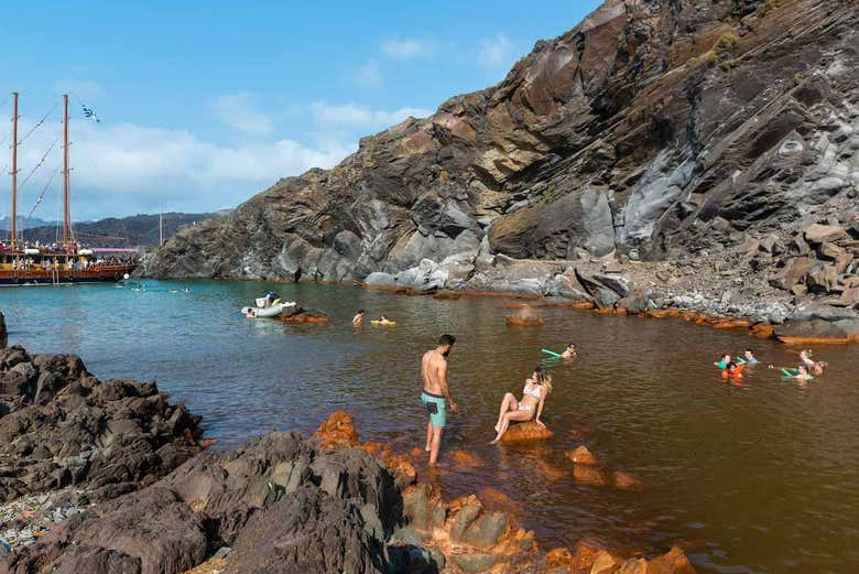 Paseo en barco por la Caldera de Santorini - Civitatis.com