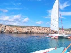 Balade en catamaran dans le nord de Minorque depuis Fornells
