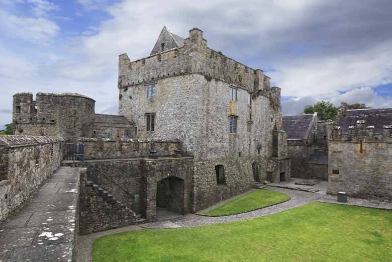 Blarney Castle, Rock of Cashel & Cahir Castle Day Trip from Dublin