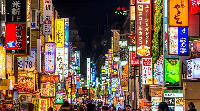 Shinjuku - Luzes de neón, gente fashion e animação as 24 horas