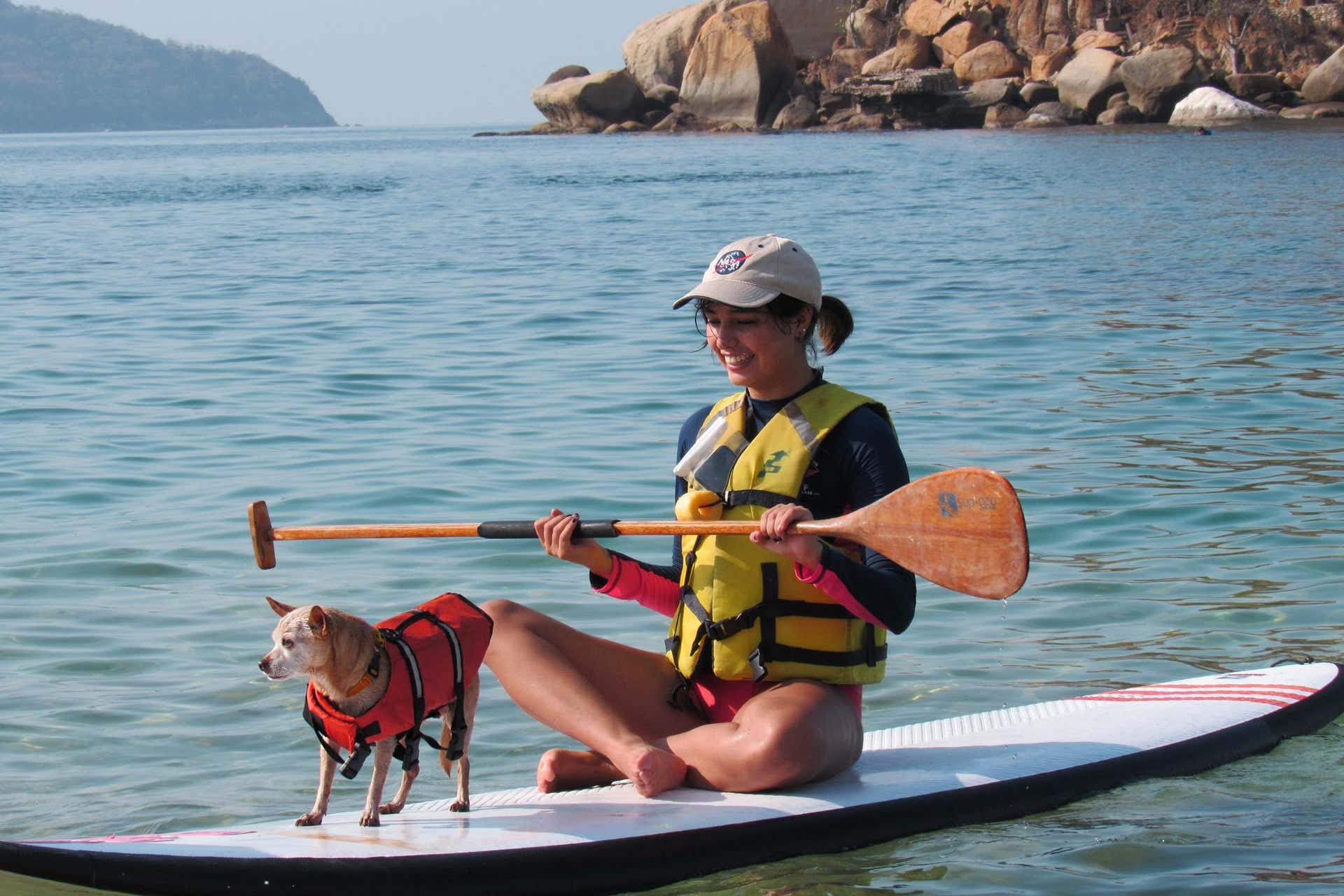 Isla El Morro Paddleboarding from Acapulco - Book at Civitatis.com