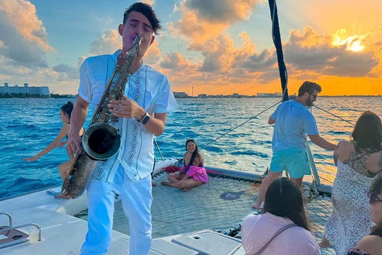 Paseo en catamarán al atardecer por Cancún - Civitatis.com