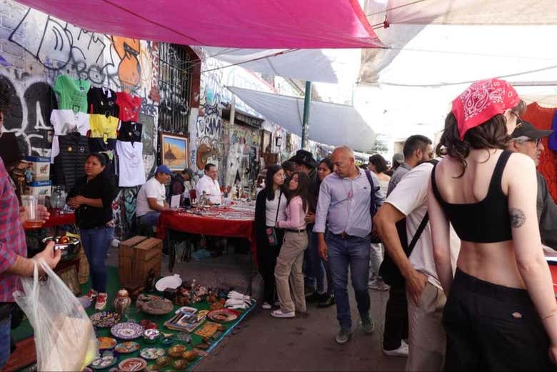 Visita guiada por la zona arqueológica de Tlatelolco + Mercado de la ...