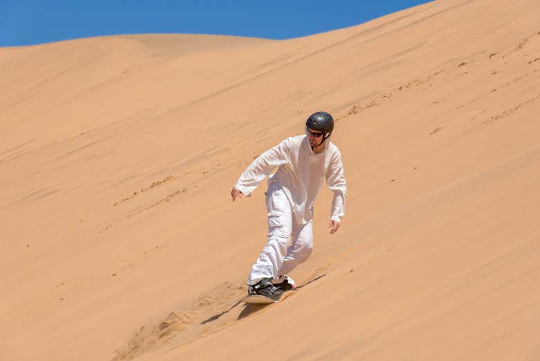 Sandboard sur les dunes du désert du Namib, Swakopmund