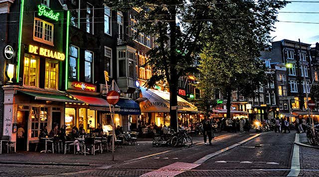 Spui - Uma praça para passear e descansar em Amsterdam