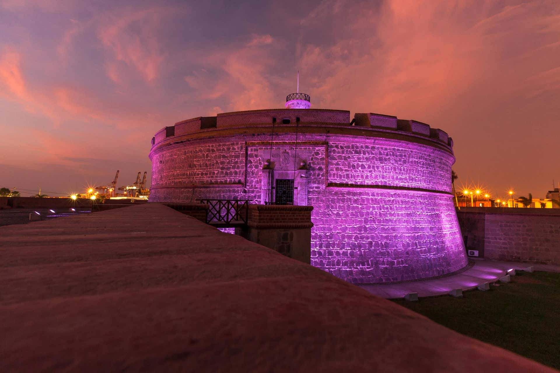 Tour nocturno por la Fortaleza del Real Felipe, Callao