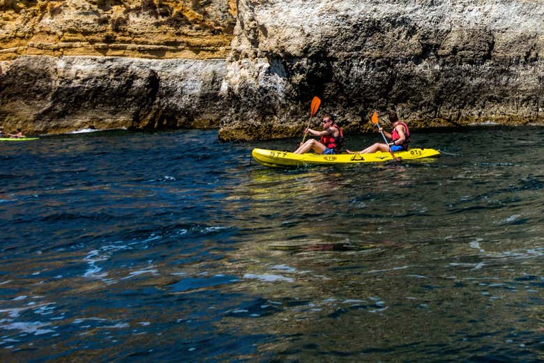 Tour en kayak por la playa do Barranco desde Carrapateira