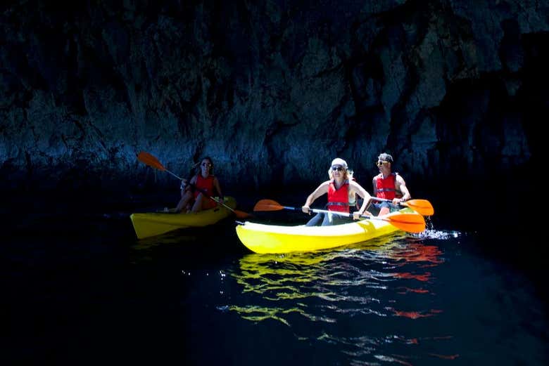 Tour en kayak por la playa do Barranco desde Carrapateira