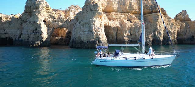 Paseo en barco privado por Sagres o las cuevas de Benagil desde Lagos ...