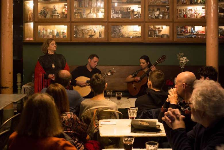 Espectáculo de fado en el Ideal Clube de Oporto - Civitatis.com